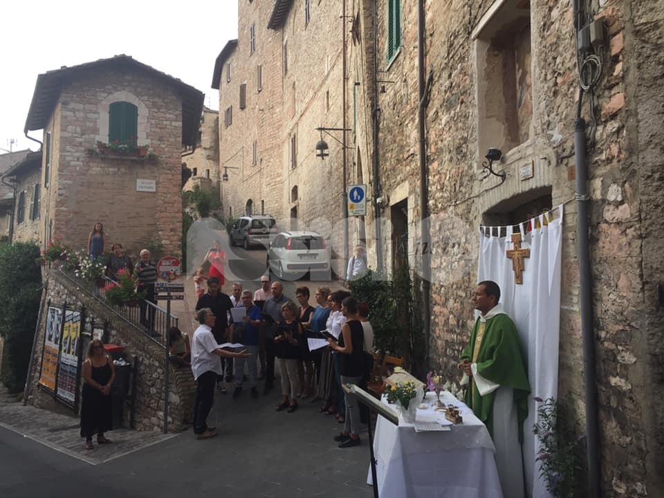 Edicola votiva di vicolo Frondini, tanta gente all'inaugurazione post ...