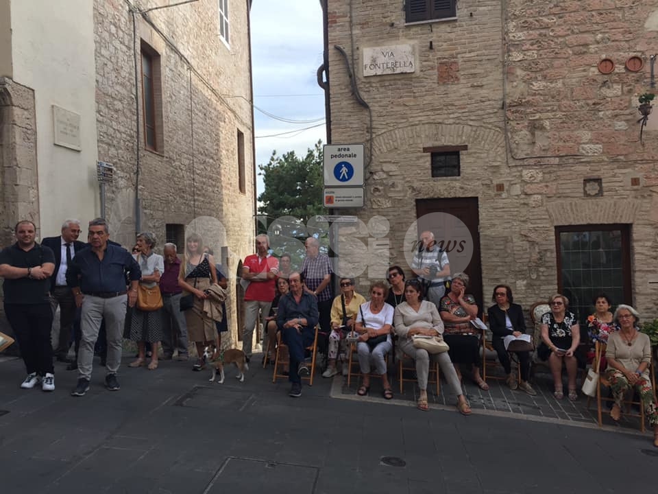 Edicola votiva di vicolo Frondini, tanta gente all'inaugurazione post ...