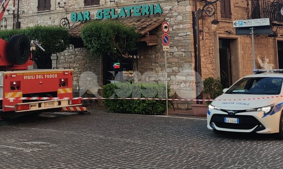 Insegna pericolante, a Santa Maria intervengono i vigili del fuoco (foto) - Assisi News